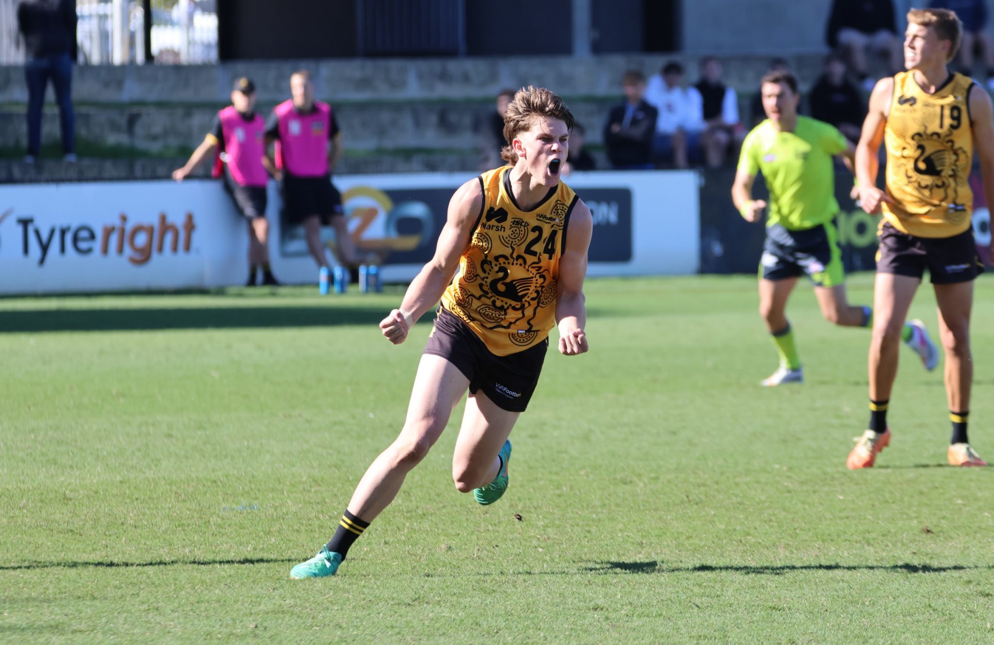 Farrow blocks out the noise in golden top-age campaign - Aussie Rules ...
